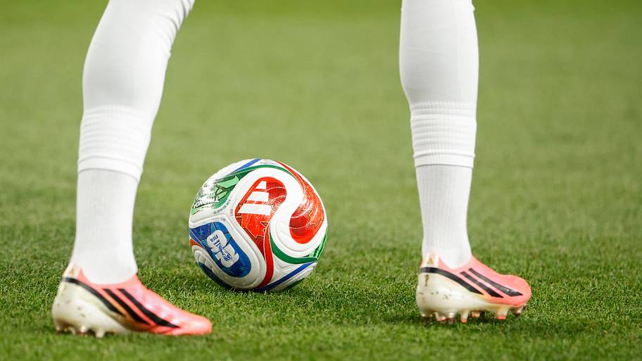 ¿Por qué la mayoría de los botines del Mundial 2026 son de color rosa?