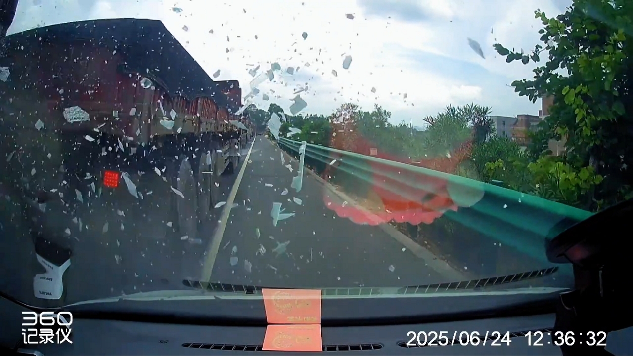 Dashcam catches sudden rear-end crash on busy road