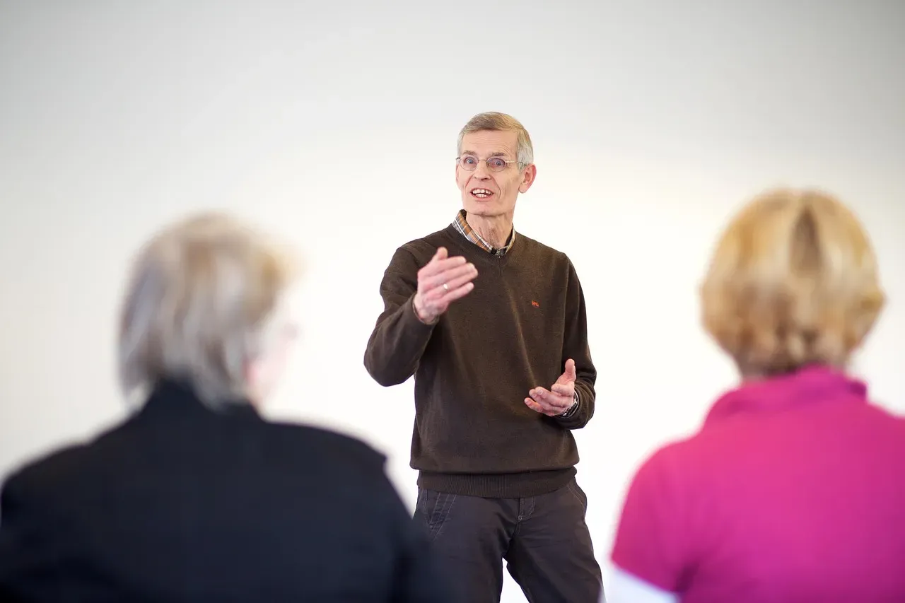 6 phrases that instantly alarm anyone in the room - and signal someone ...