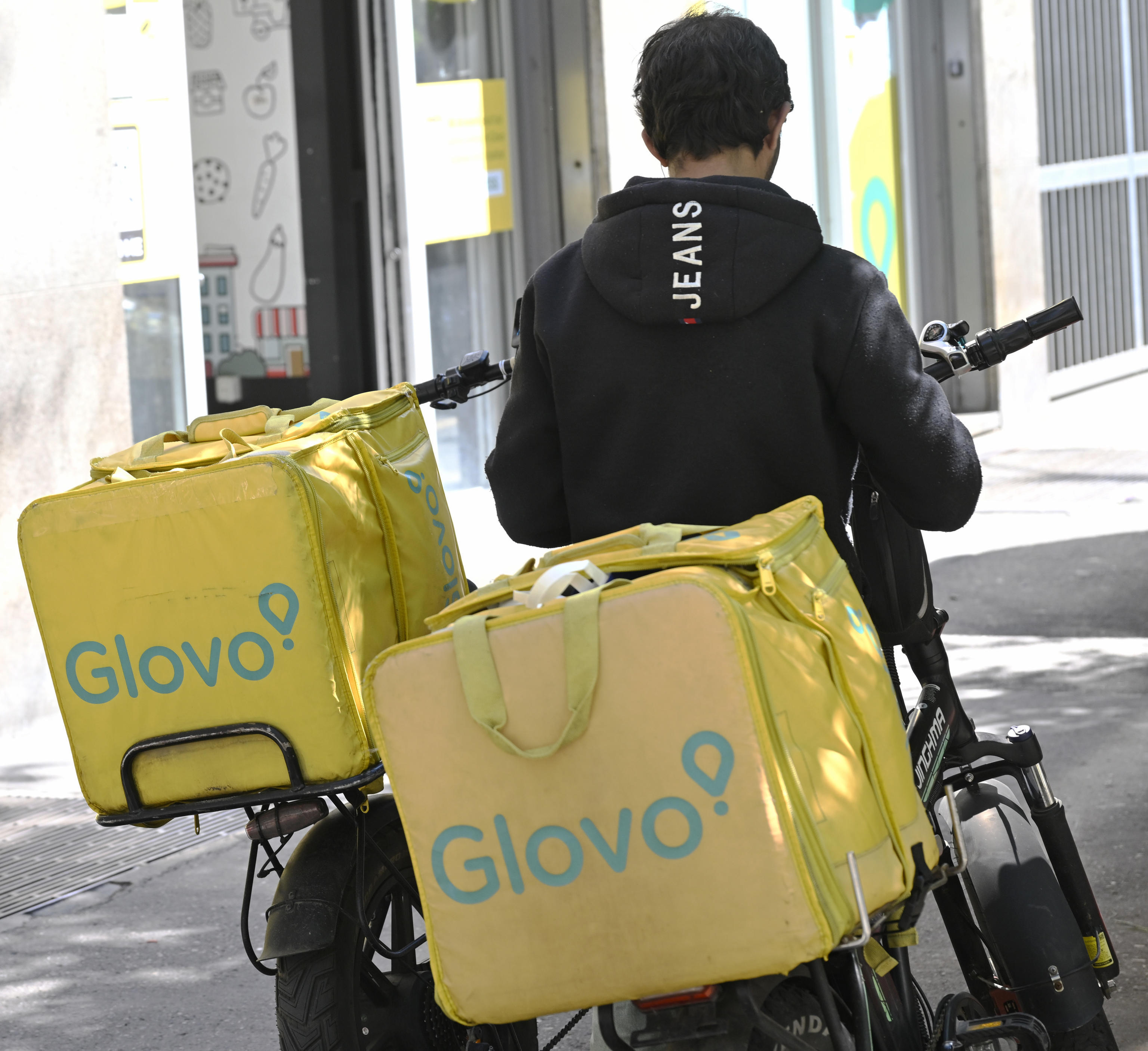 Aveva rapinato due rider, 16enne identificato grazie allo scontrino