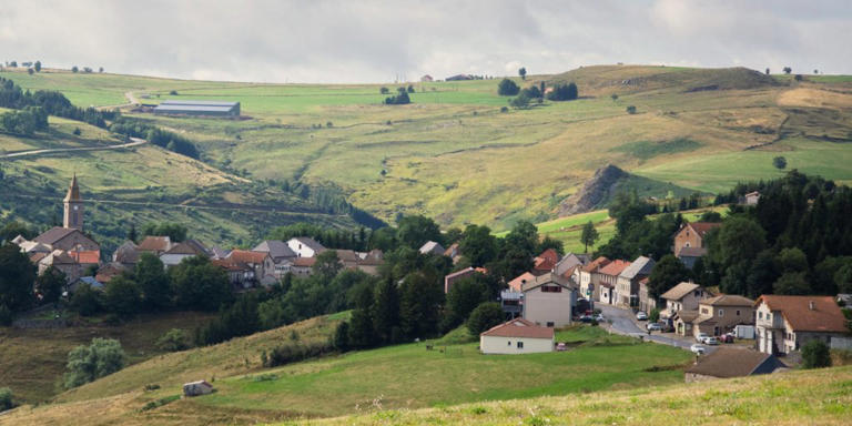 Méconnue des voyageurs, ce petit village de charme caché en Ardèche est ...