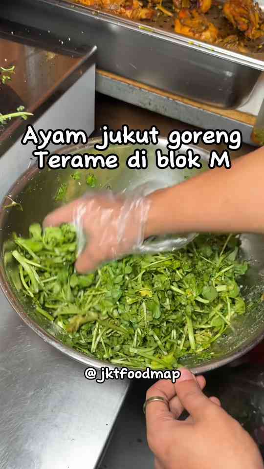 Lima suap nasi ayam goreng dan jukut goreng favorit