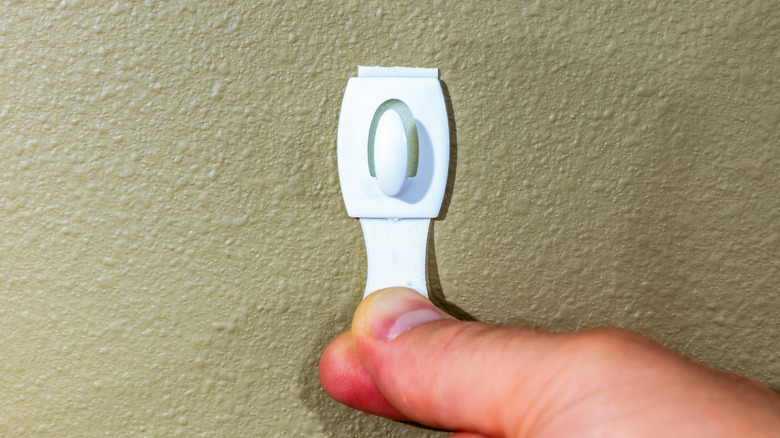 The best way to hang picture frames on the brick wall in your home