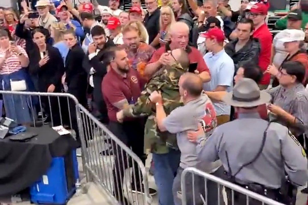 Protester yelling 'pedophile' at Trump rally kicked out by security