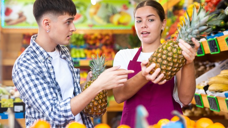 11 tricks to pick the freshest fruit at the grocery store every time