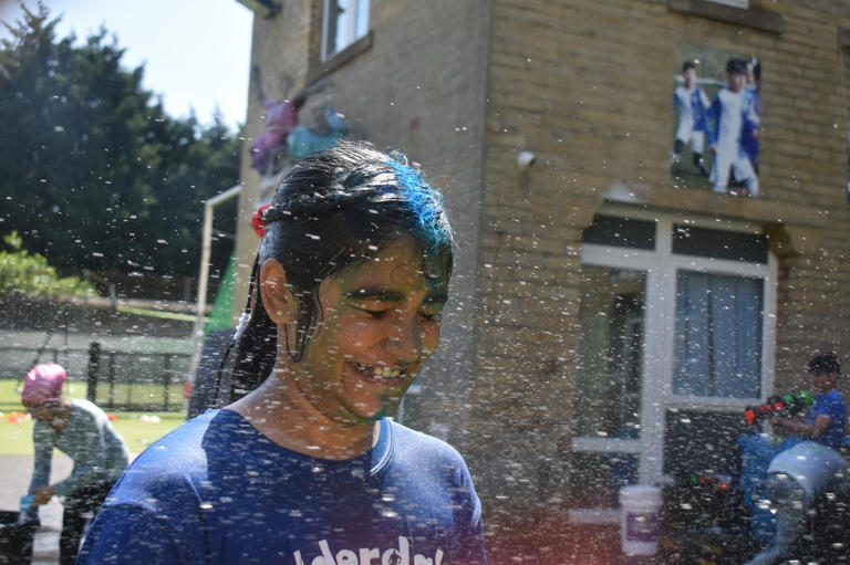 UK heatwave: Halifax school finds innovative way to cool kids down amid ...