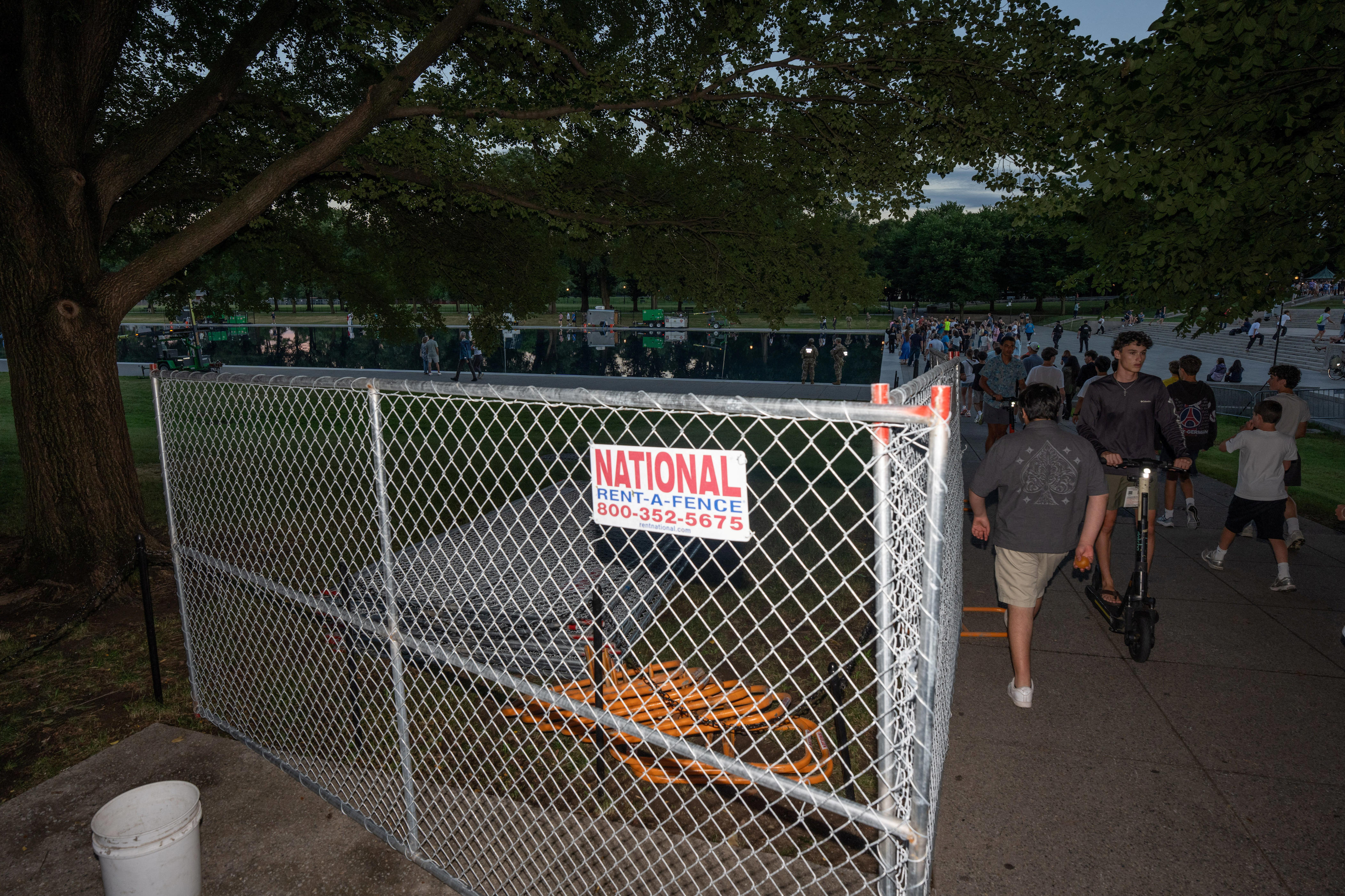 Fencing goes up at Reflecting Pool amid Trump's renovation