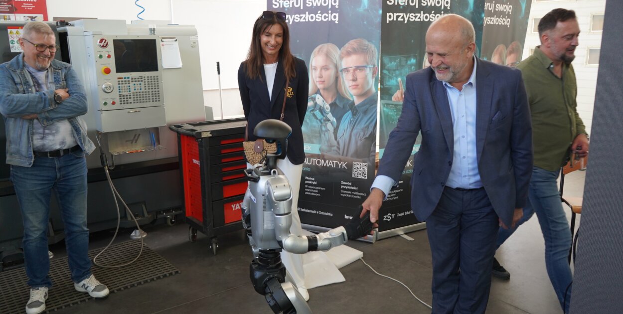 Robot humanoidalny trafił do „mechanika”. Ma uczyć technologii przyszłości