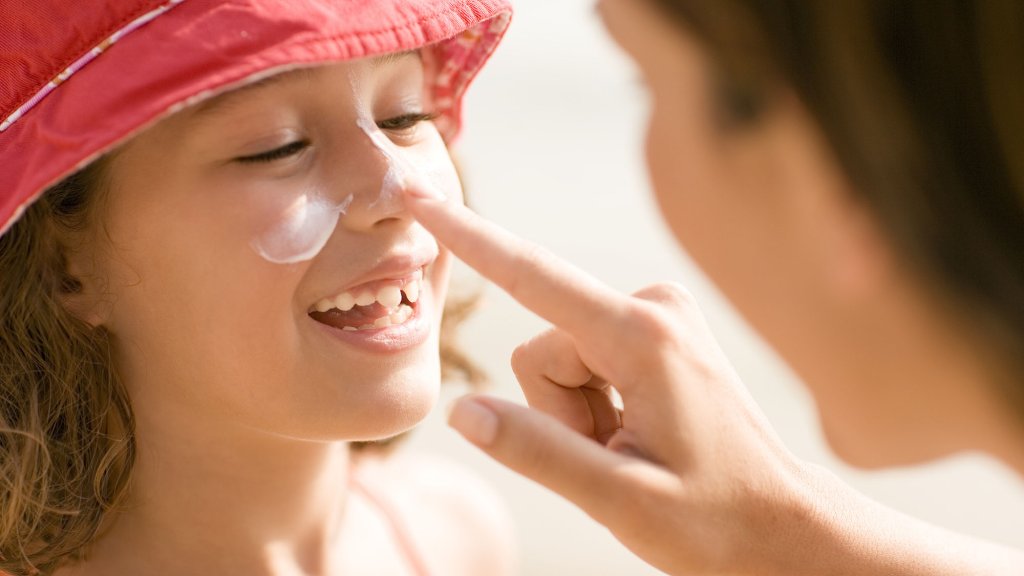 Pourquoi les adultes attrapent plus de coups de soleil que les enfants