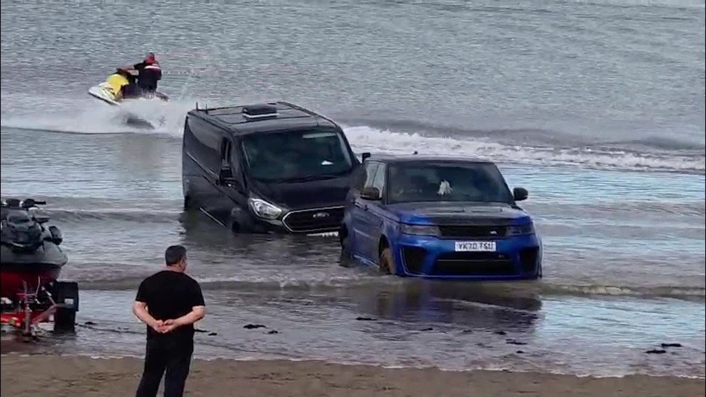 £120,000 Range Rover swallowed by tide while trying to rescue van stuck ...