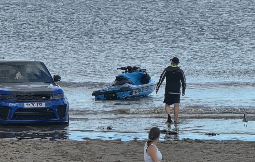 £120,000 Range Rover swallowed by tide while trying to rescue van stuck ...