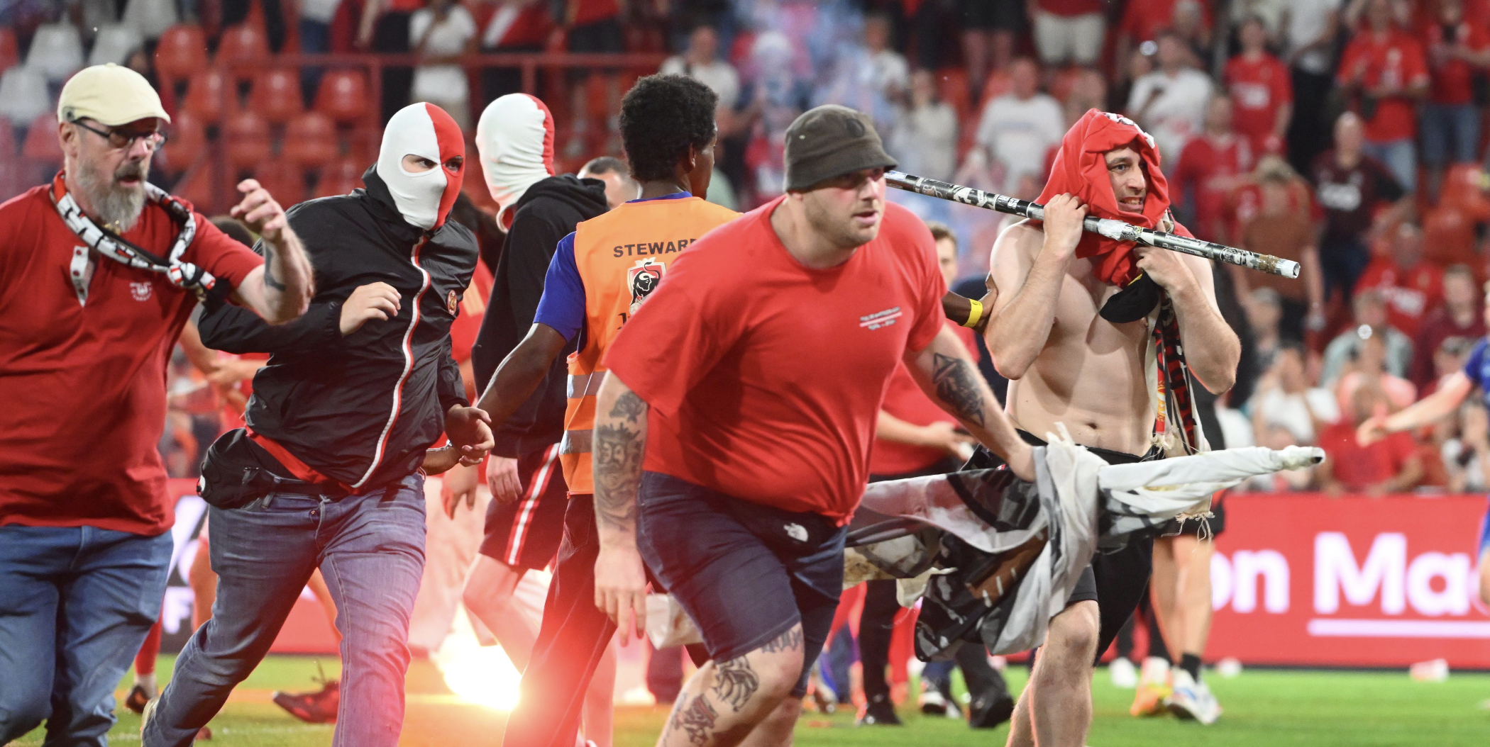 Geen supporters welkom bij derby's na rellen: Standard en Charleroi ...