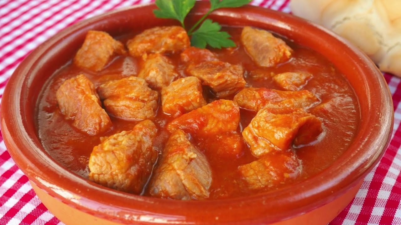 Carne con tomate casera: guiso tradicional con sabor intenso y confitado