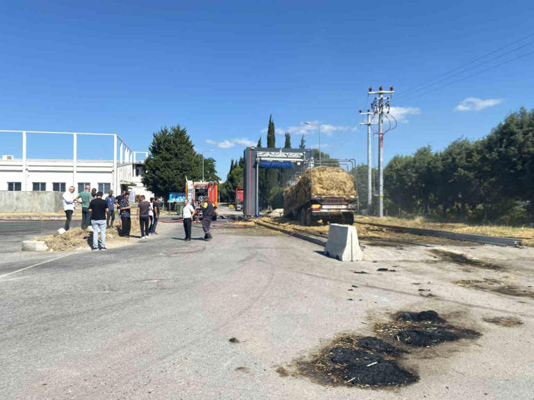 Kocaeli’de saman yüklü tırın römorkunda çıkan yangın mahalleyi sardı