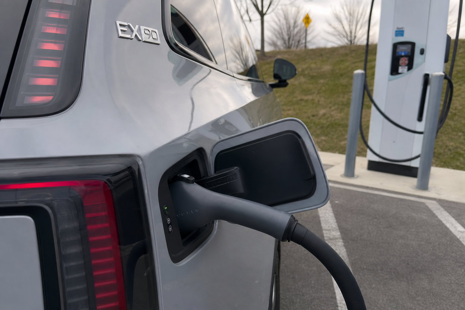 Volvo fjerner ladestresset: Lad elbilen uten app eller kort i hele Europa