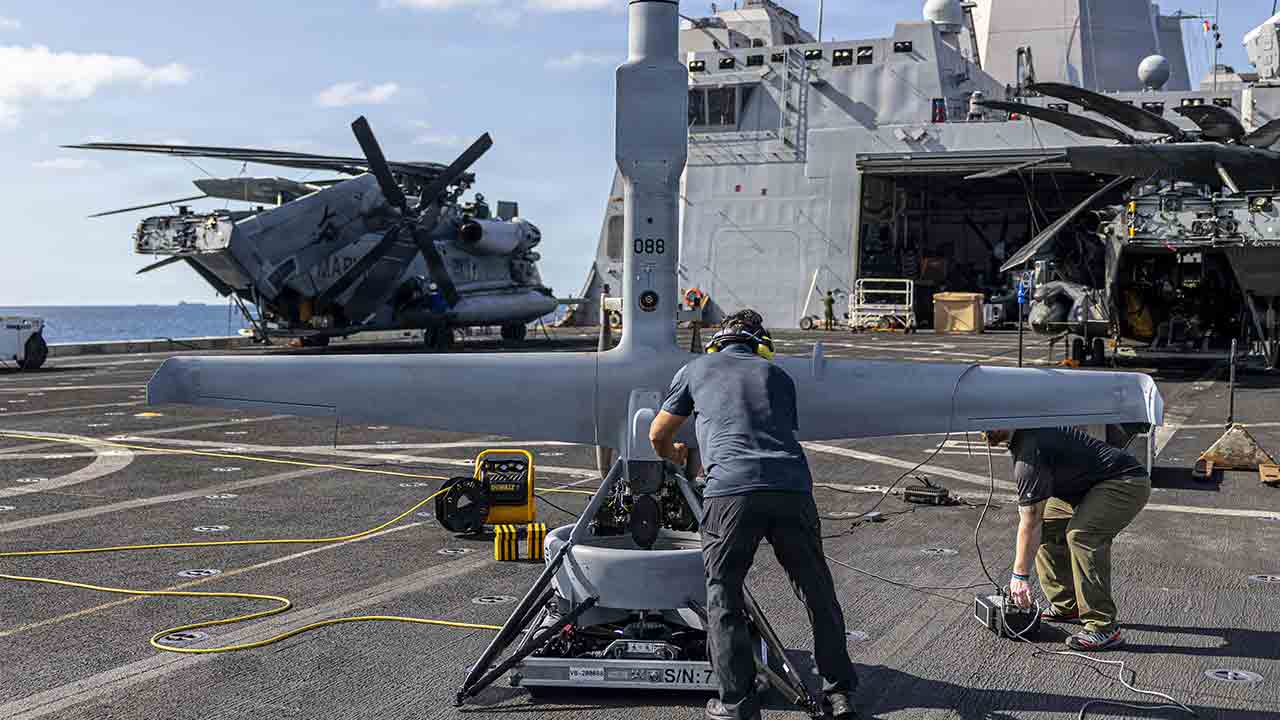 Les Marines américains lancent un drone de surveillance depuis un ...