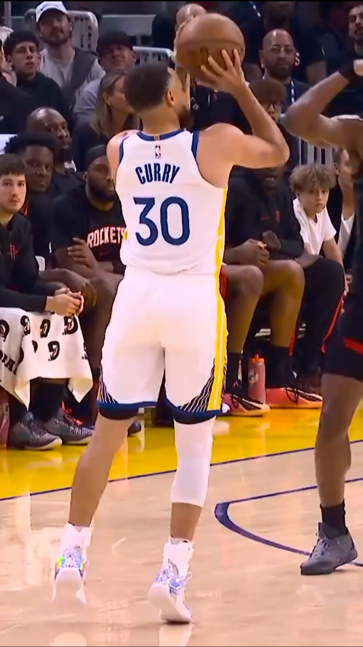 Stephen Curry drops 29 points in another shooting showcase