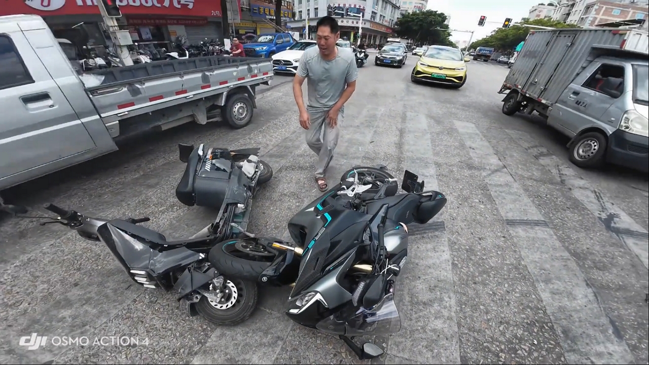 Head-on motorcycle crash at Fujian intersection
