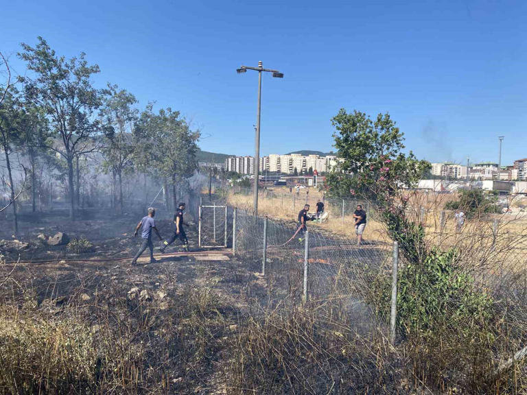 Kocaeli’de saman yüklü tırın römorkunda çıkan yangın mahalleyi sardı