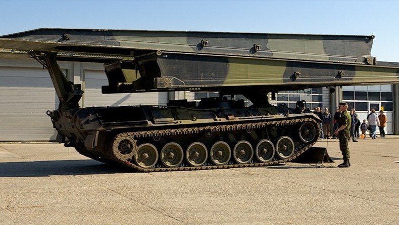 „Biber“: Dieser Bundeswehr-Panzer baut Brücken in nur wenigen Minuten