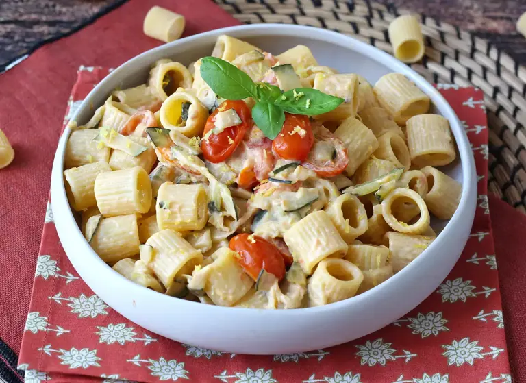 Macarrão cremoso com abobrinha, tomates cereja, cream cheese e limão