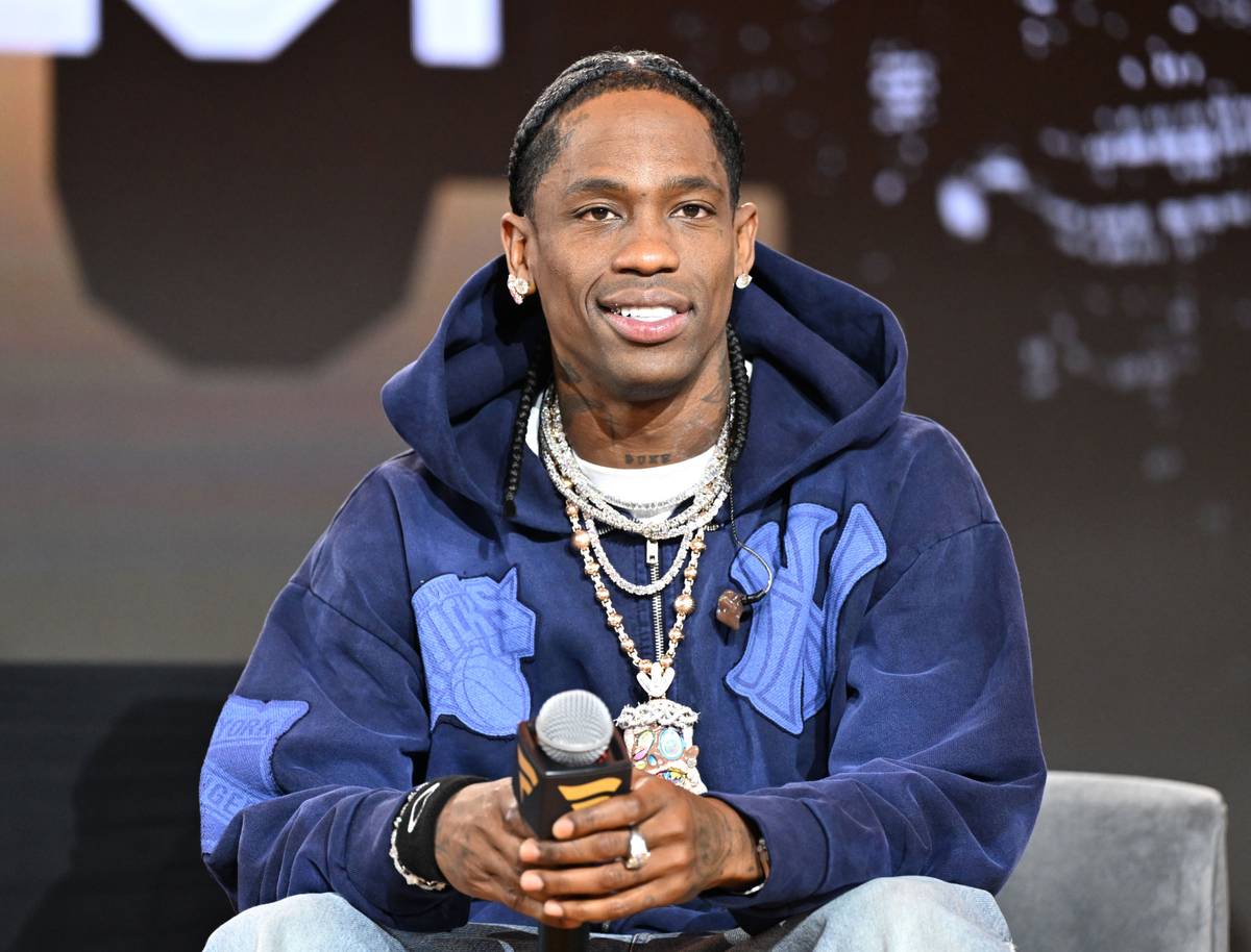 Um rapper na bancada, outro em campo: Travis Scott festeja golo de ...