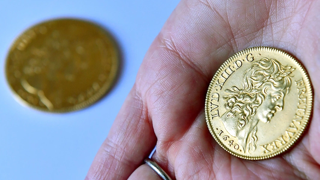 Discovery and auction of a 17th-century French gold hoard