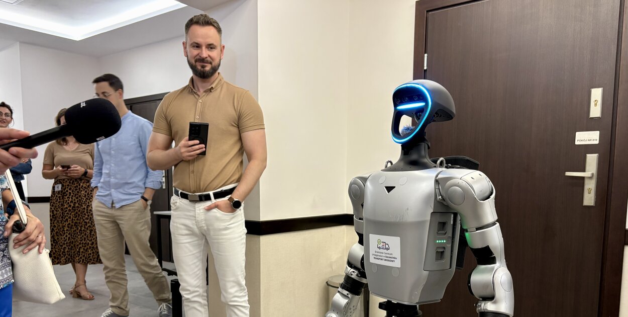 Przyszłość zapukała do drzwi starostwa. Robot wśród urzędników i radnych.