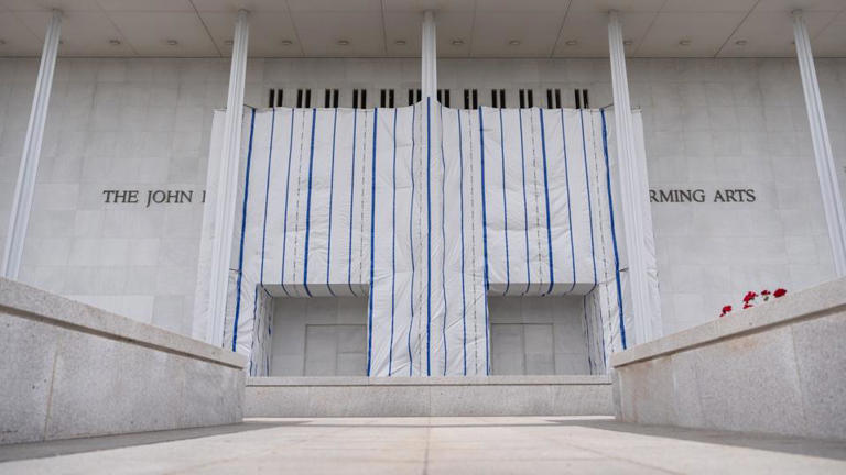 Federal judge demands answers about tarps blocking Kennedy Center sign