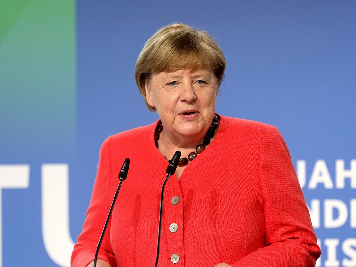 Angela Merkel enters the chancellery as a portrait