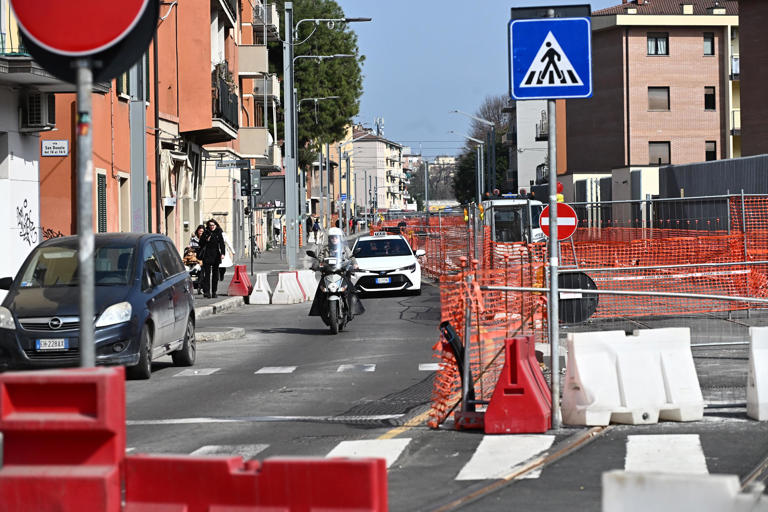 Disagi in via San Donato, il bus non passa. I residenti sotto al sole ...