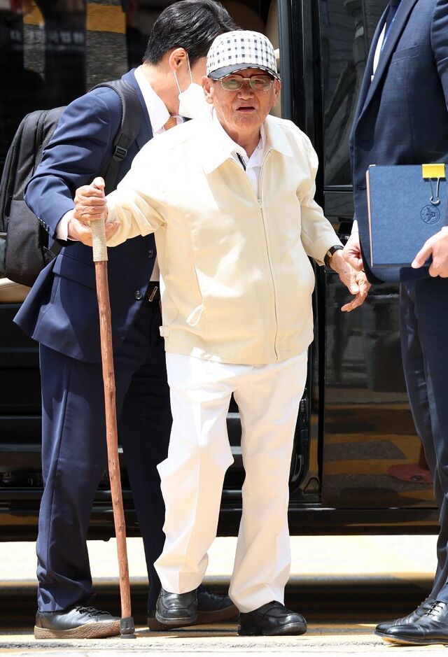 [포토] '신도 집단 입당 의혹' 신천지 이만희, 구속심사 출석