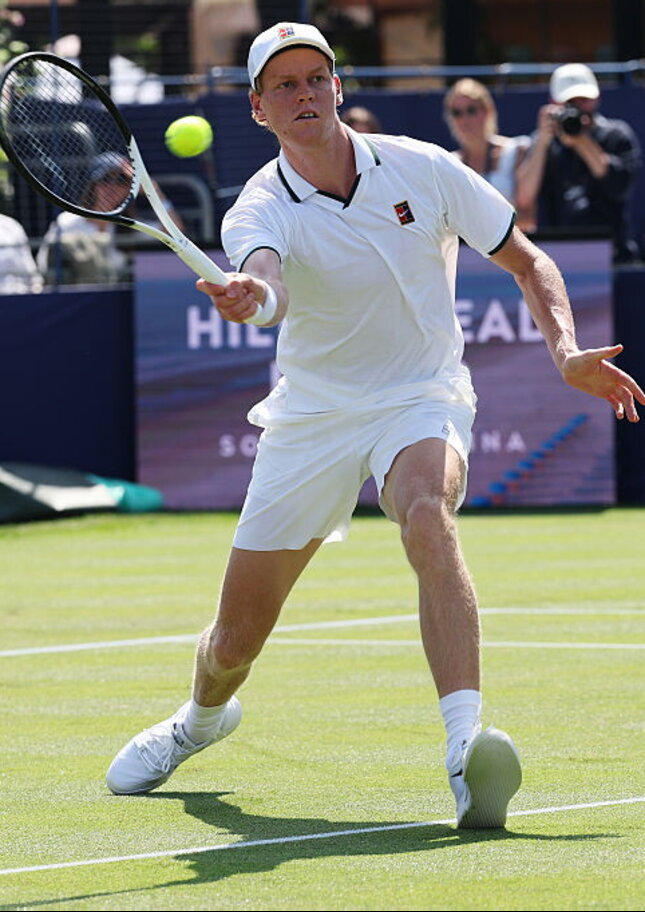 Sinner rientra bene e si avvicina al meglio a Wimbledon: 6-3 6-3 a ...