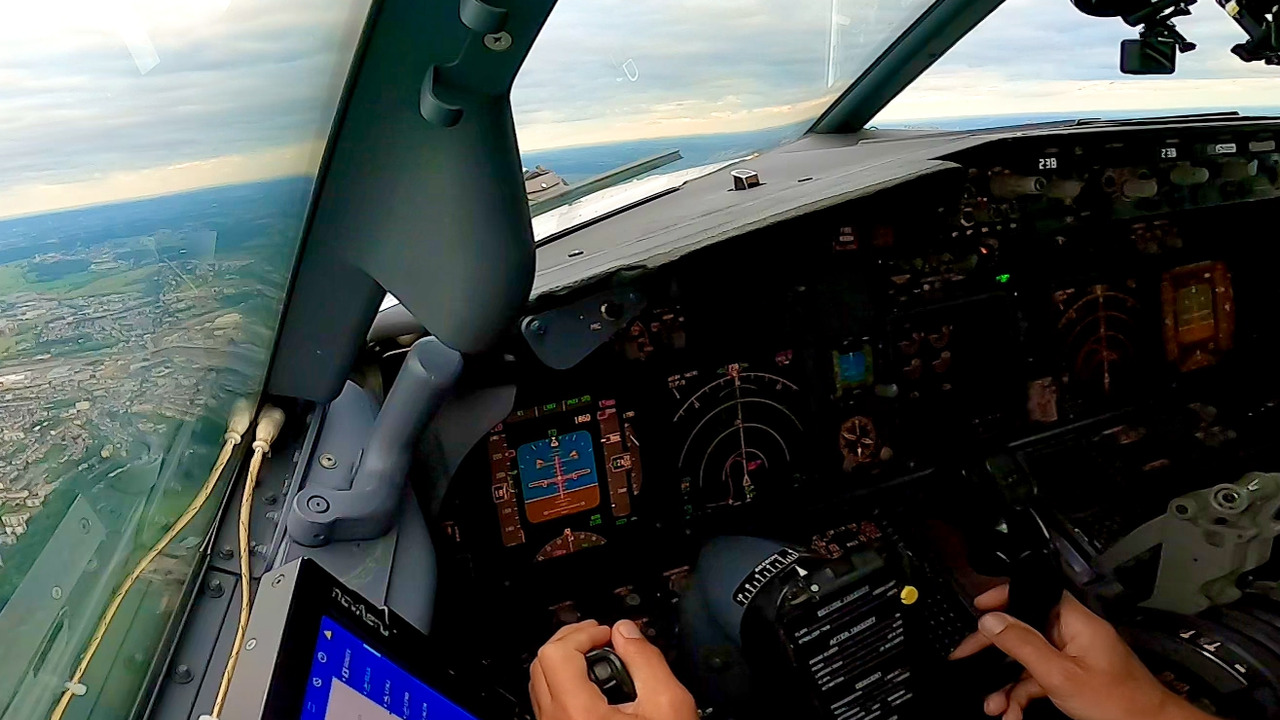 Boeing 737 departing from Luxembourg captured by Just Planes