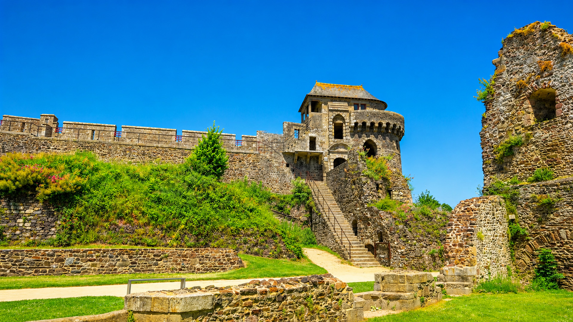 Château de Fougères stands among Europe’s great medieval castles (4K)