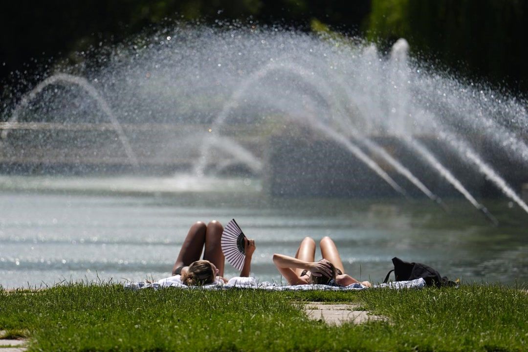 1,000 UK schools shut as heat hits 40C