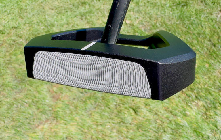 Jordan Spieth tests LAB VZN.1i putter at Travelers Championship
