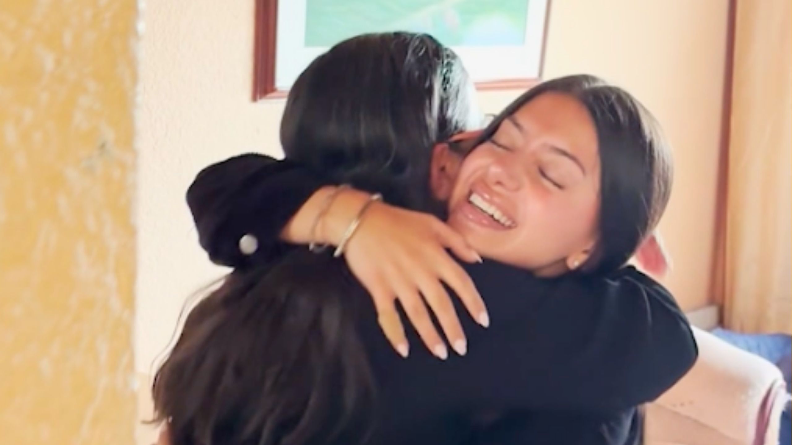 Adopted sisters who met via TikTok meet biological mom for first time ...