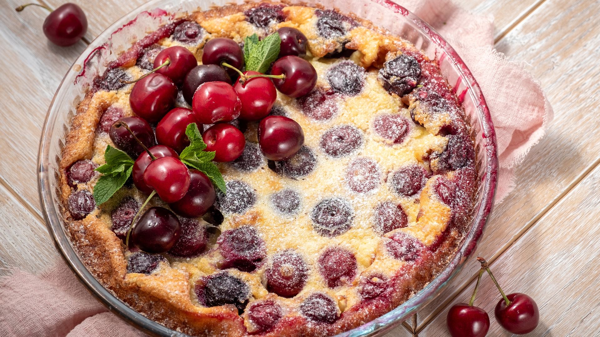 El postre con cerezas que triunfa en Francia: con textura de flan y ...