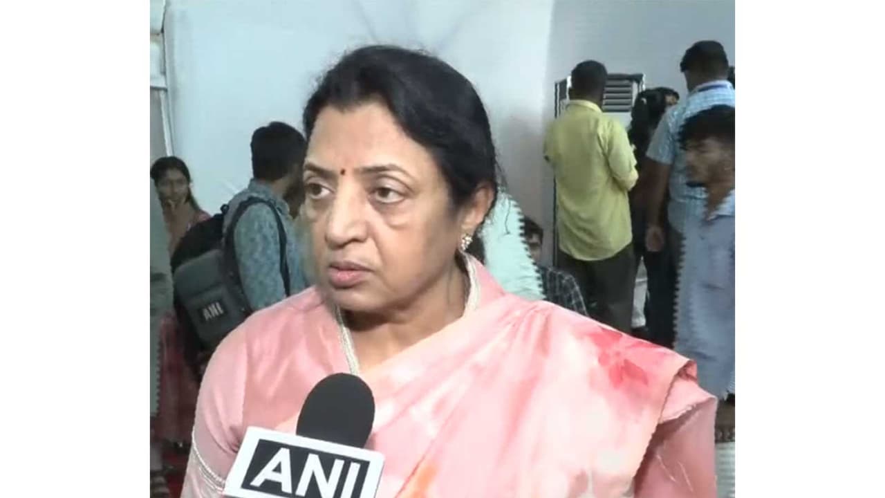 Sanjay Raut a 'traitor' for backing Congress: Manisha Kayande slams