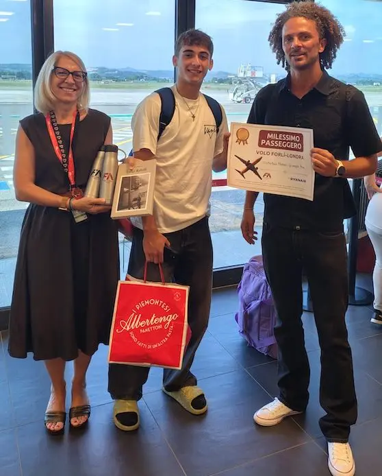Volo Ryanair Forlì-Londra Stansted, festeggiati i passeggeri numero mille