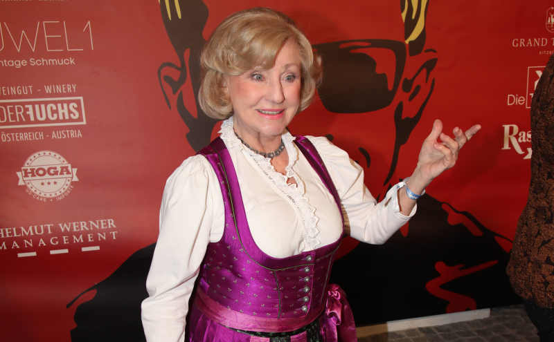 Schwerer Sturz und Not-OP: Große Sorge um Volksmusik-Star Margot Hellwig