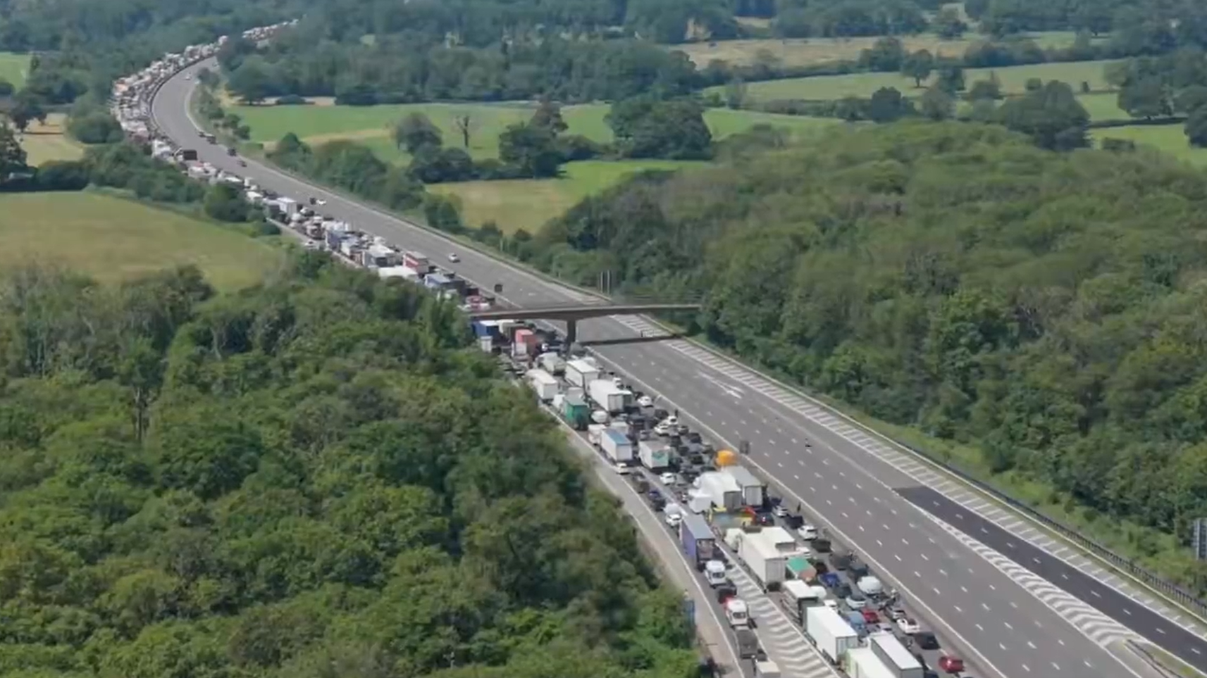 Section of M25 closed after serious crash