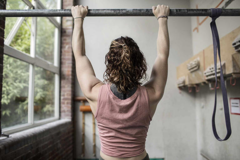 How long can you hold a dead hang? Here's how you compare by age
