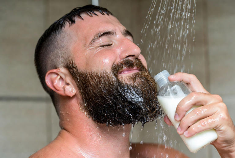 Tecnica per lavare la barba e renderla folta