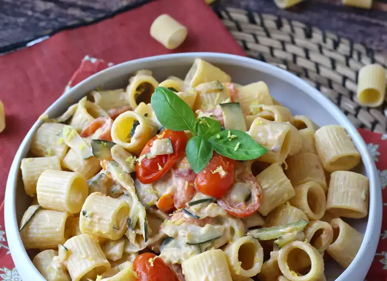 Macarrão cremoso com abobrinha, tomates cereja, cream cheese e limão