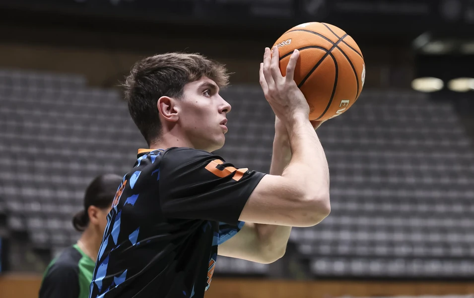 Mavericks trade up for Spain's Sergio De Larrea at No. 25