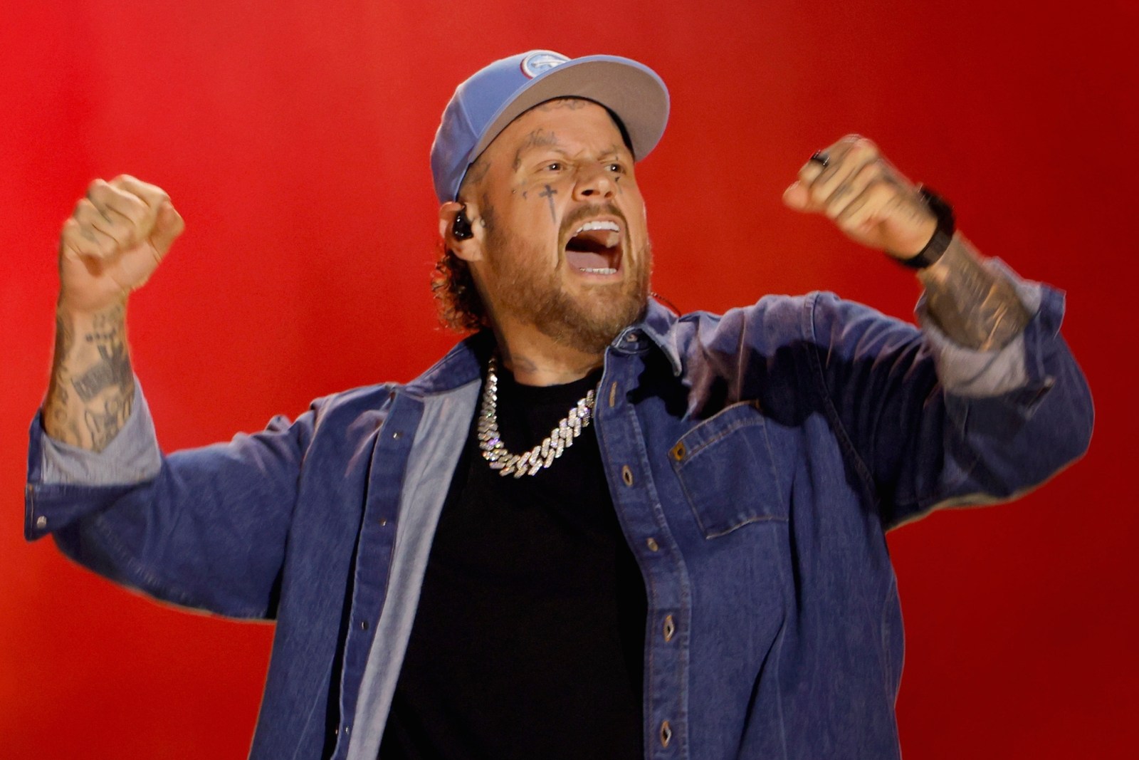 Jelly Roll pauses show to give a fan free tickets for life (watch)