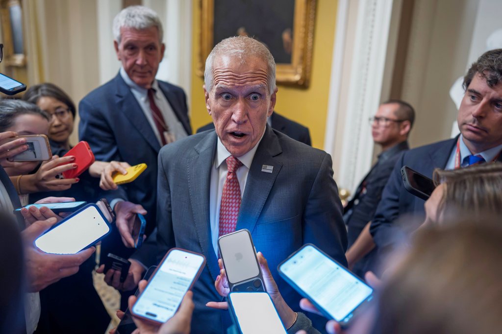 Trump berates Senate Republicans over Iran war vote after calling off ...