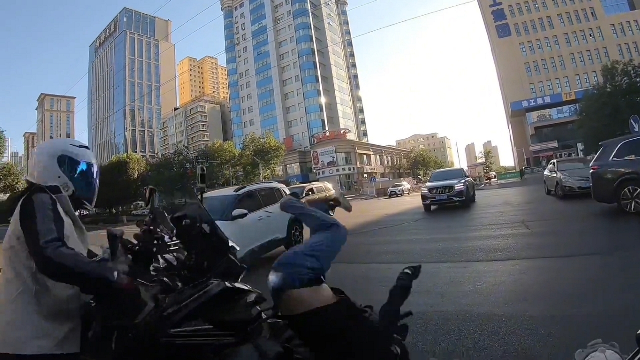 Motorcycle crash sparks chain reaction in Xinjiang
